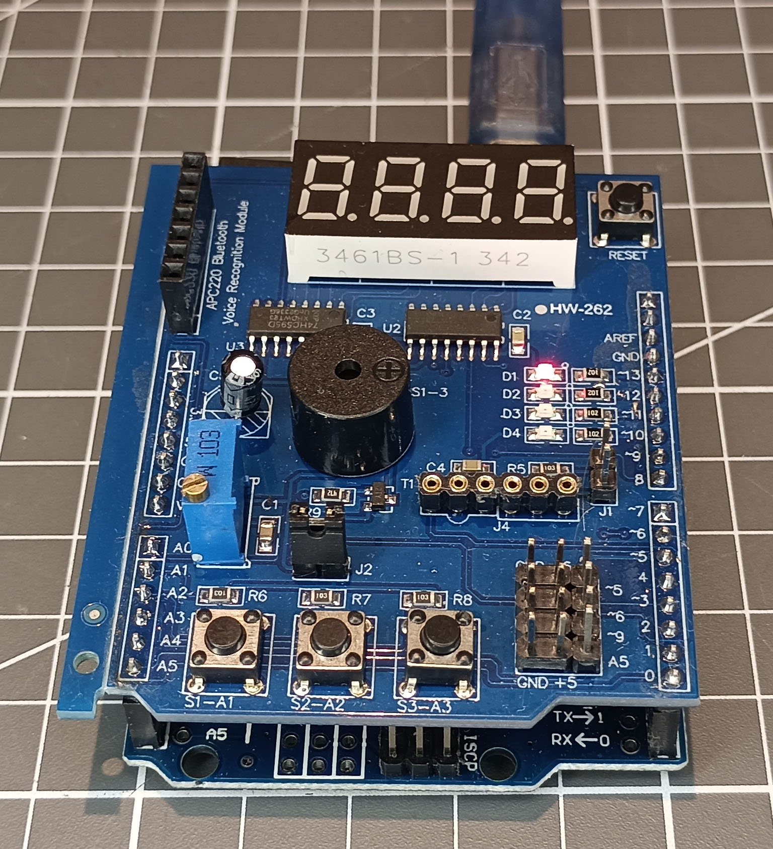Créer un chenillard de 4 Leds sur le shield HW-262 sur un Arduino Uno